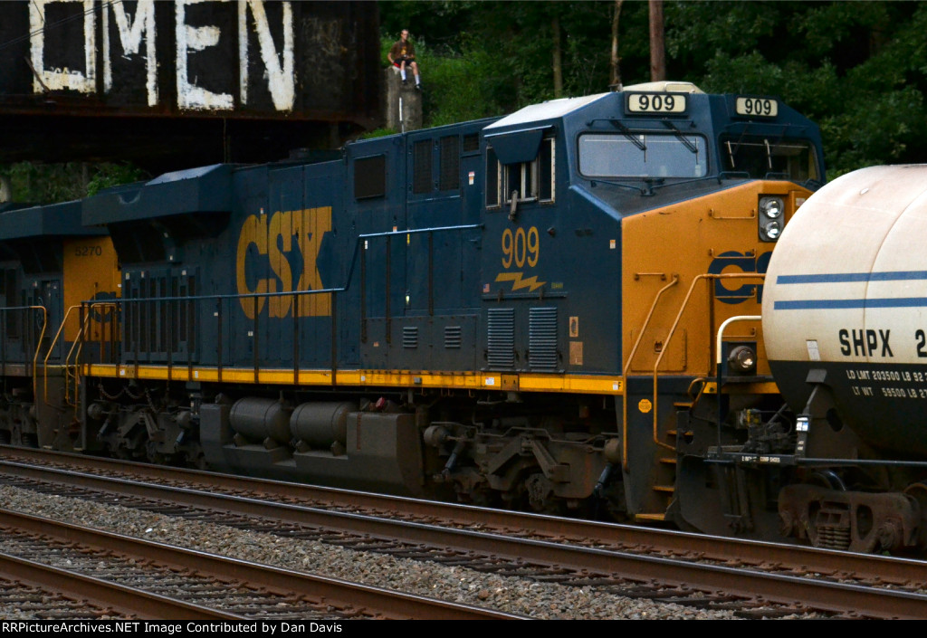CSX ES44AH 909 leads Q410-04